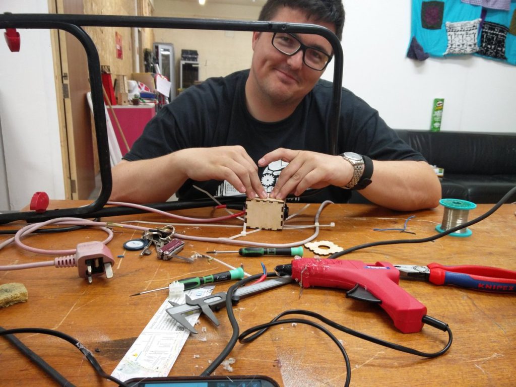Jeffrey Roe: Skull Radio Workshop – Radiona